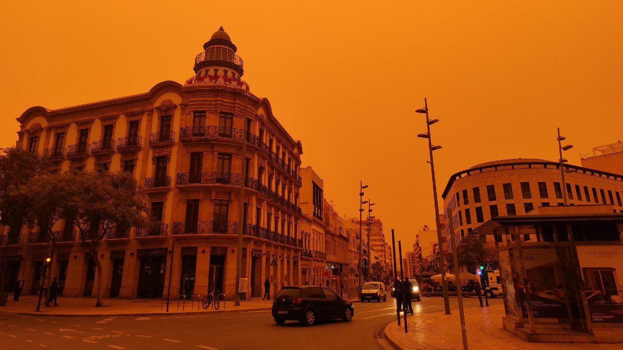 Ciudades se tiñen de naranja por gigantesca tormenta - Zombisnes