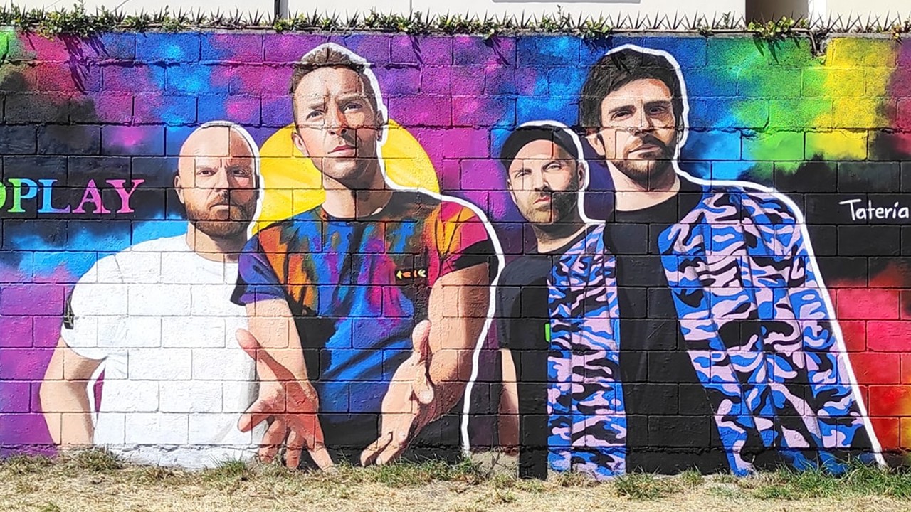 Artista de Monterrey pinta mural en honor a Coldplay - Zombisnes