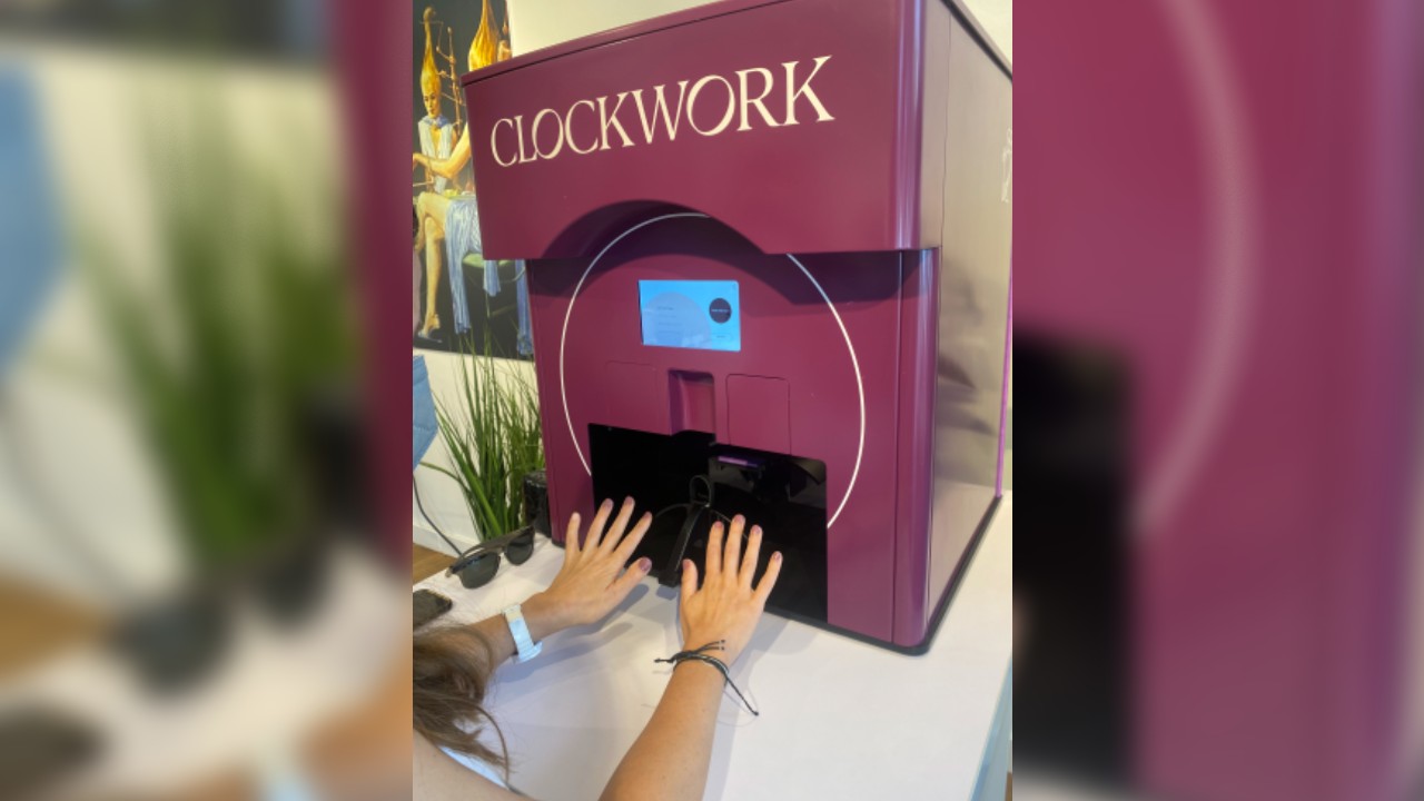 Descubre al fabuloso y veloz robot manicurista - Zombisnes