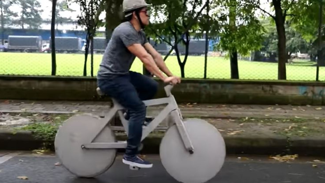 Construyen bicicleta funcional de concreto - Zombisnes