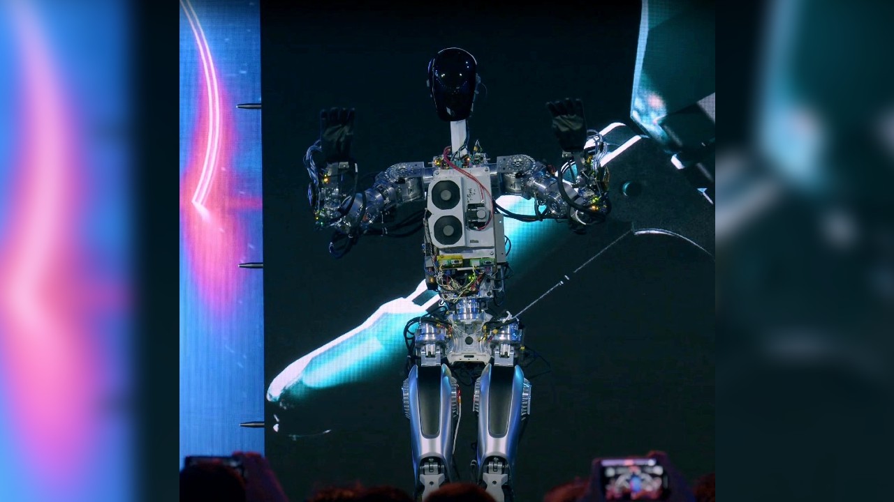 Tesla presenta su primer prototipo del Optimus - Zombisnes